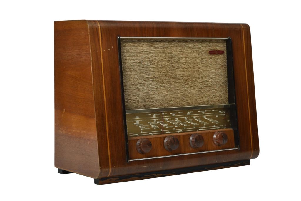 Roberts R600 portable transistor radio - Snellings Museum