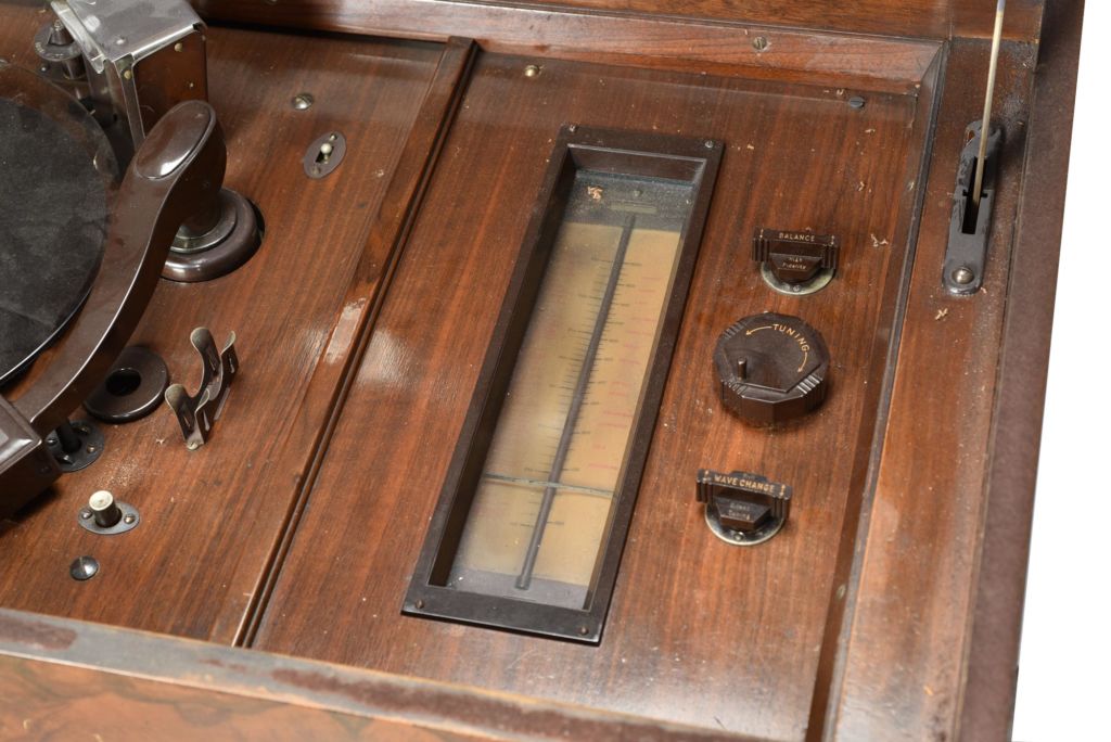 HMV Duo-Diffusion Auto Radiogram Nine 580. - Snellings Museum