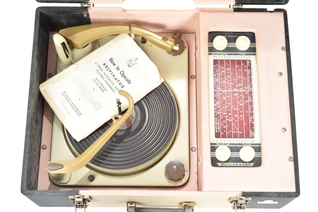 Kelvinator radiogram. - Snellings Museum