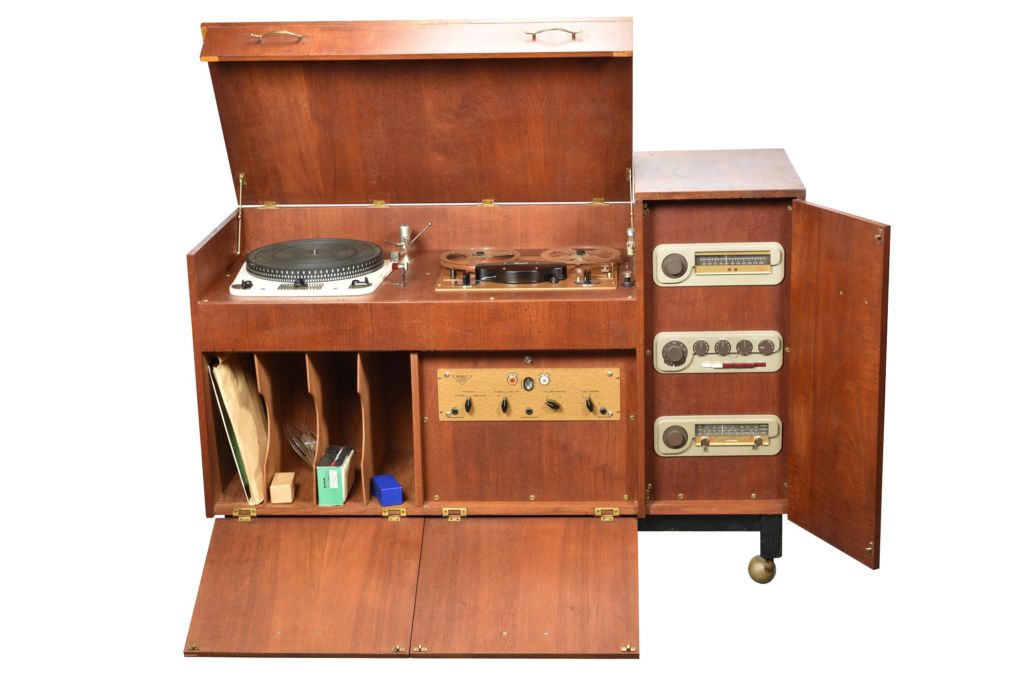 Dynatron HFC 101 transistor radiogram - Snellings Museum